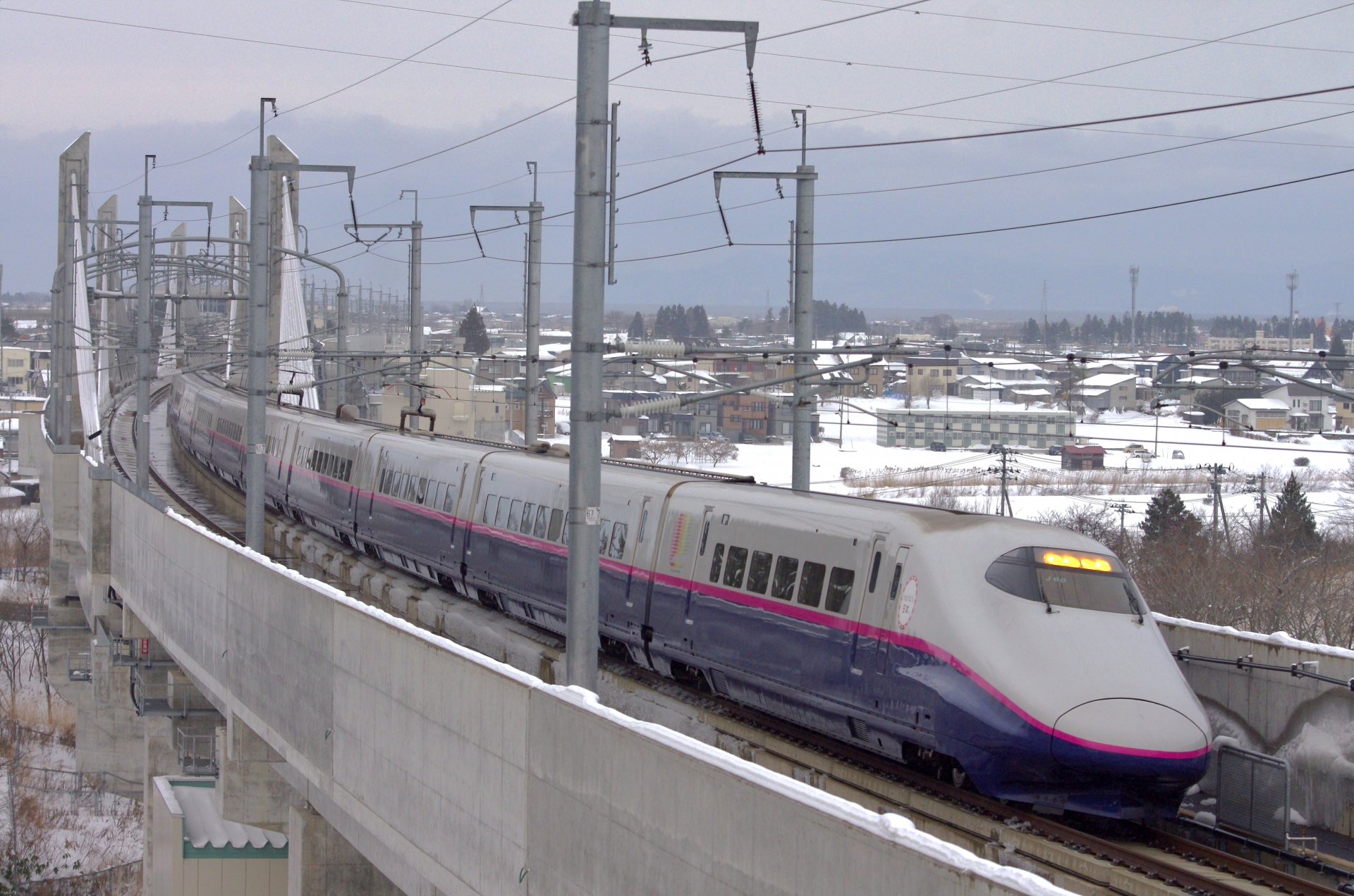 What is the new "E10 Series" train scheduled to appear on the Tohoku ...